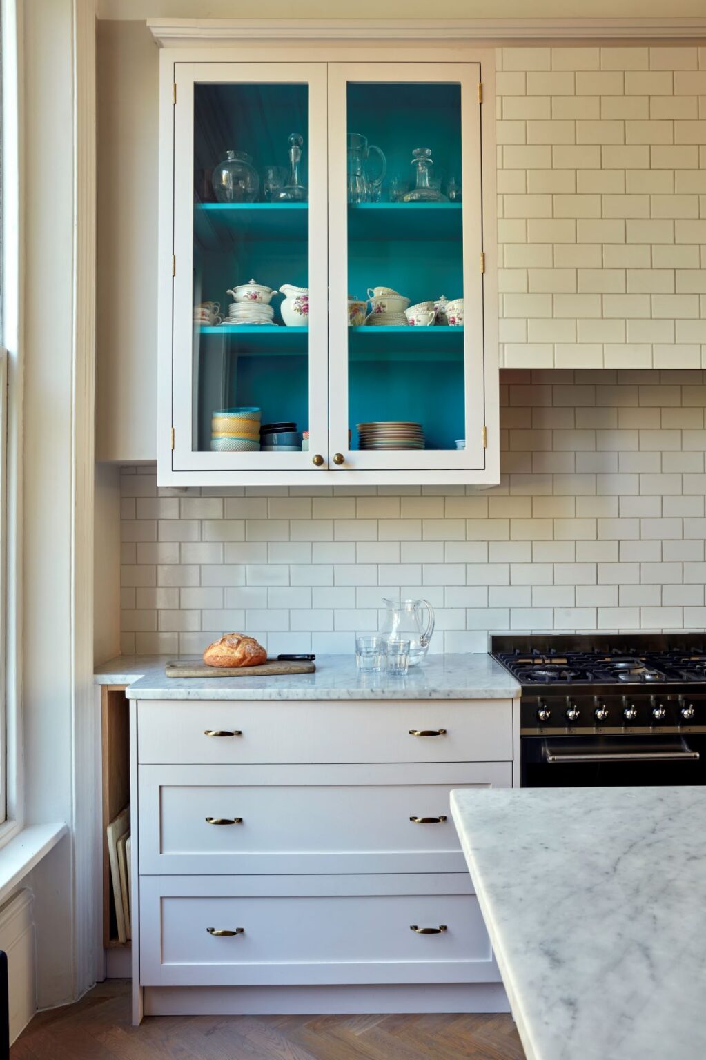 Decorating Glass Kitchen Cabinets: 6 Amazing Ideas to Copy - Posh|Chic|Cool
